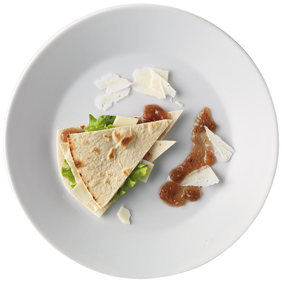 Millefoglie di piadina con provolone e paté alla cipolla rossa di ...